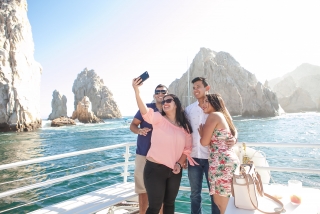 Tour en barco por bahía San Lucas Los Cabos 2.5h desde $2491 | Yumping