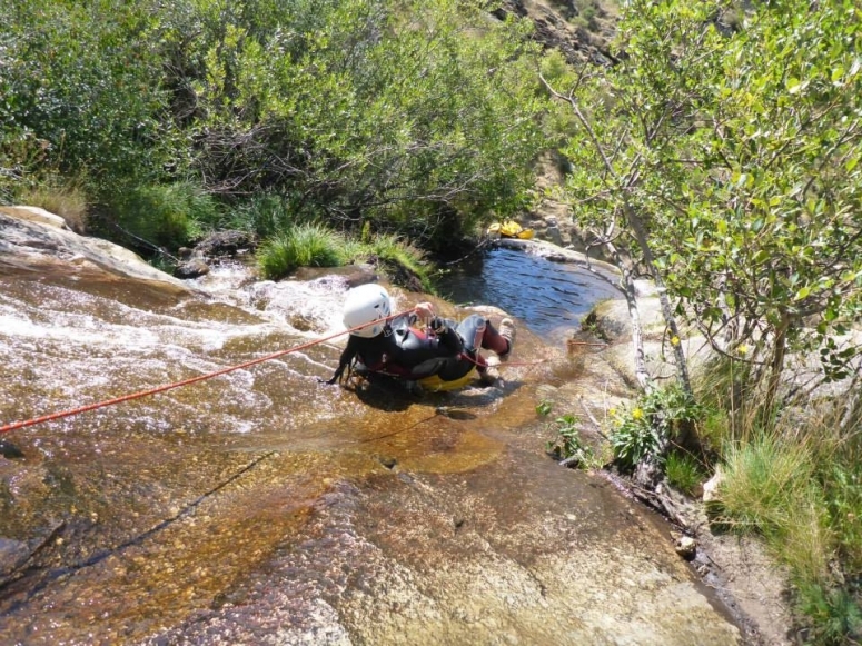 Ruta de barranquismo para niños en Somosierra, 3h desde $810 | Yumping